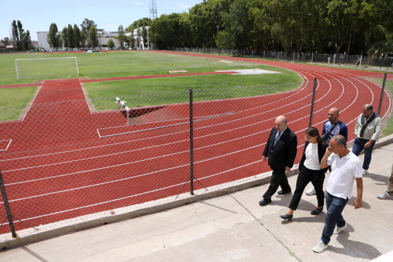 Tauber recorrió el Campo de Deportes de la UNLP, un complejo de primer ...