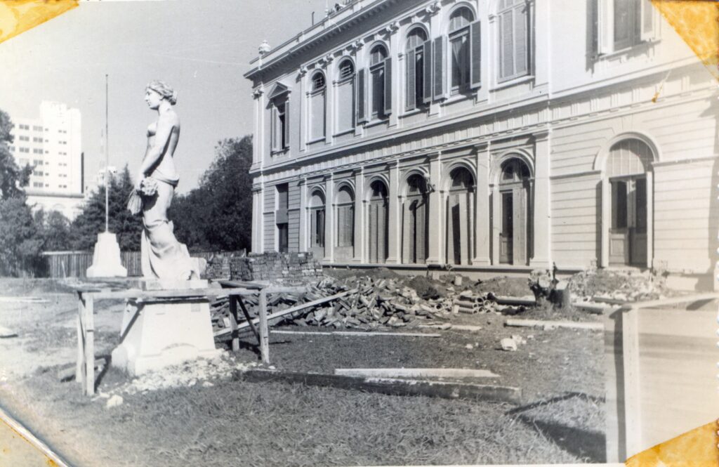La UNLP conmemora su 120° aniversario con un acto en el histórico patio ...